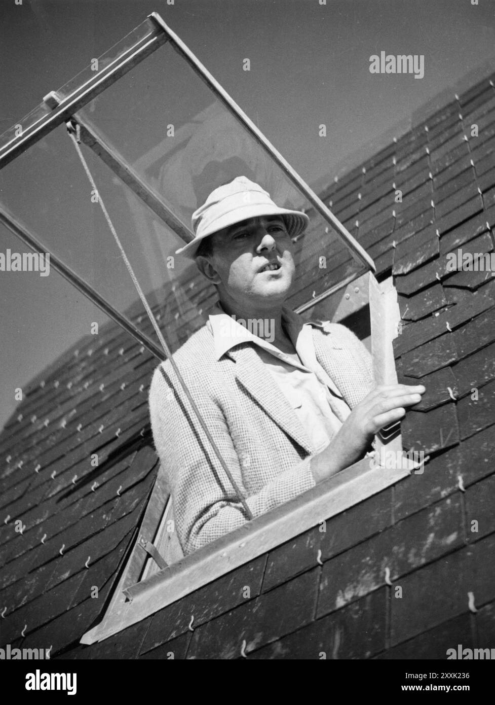 JACQUES TATI in a scene from MONSIEUR HULOT'S HOLIDAY / LES VACANCES DE ...