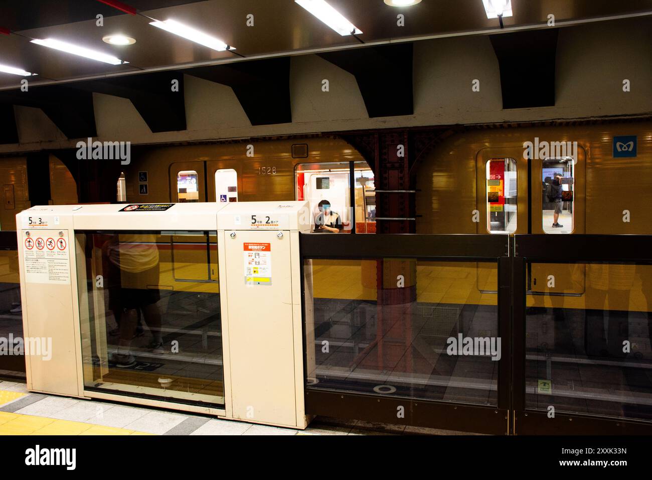 Locomotive Train Metro Ginza Line stop in Shibuya Railway station for ...