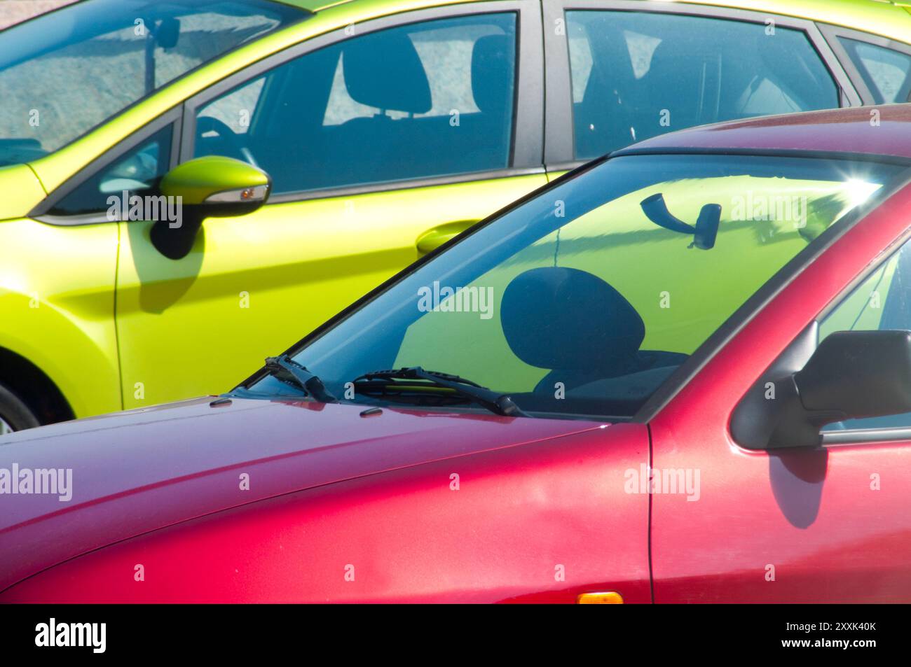 Coche rojo coche amarillo hi-res stock photography and images - Alamy
