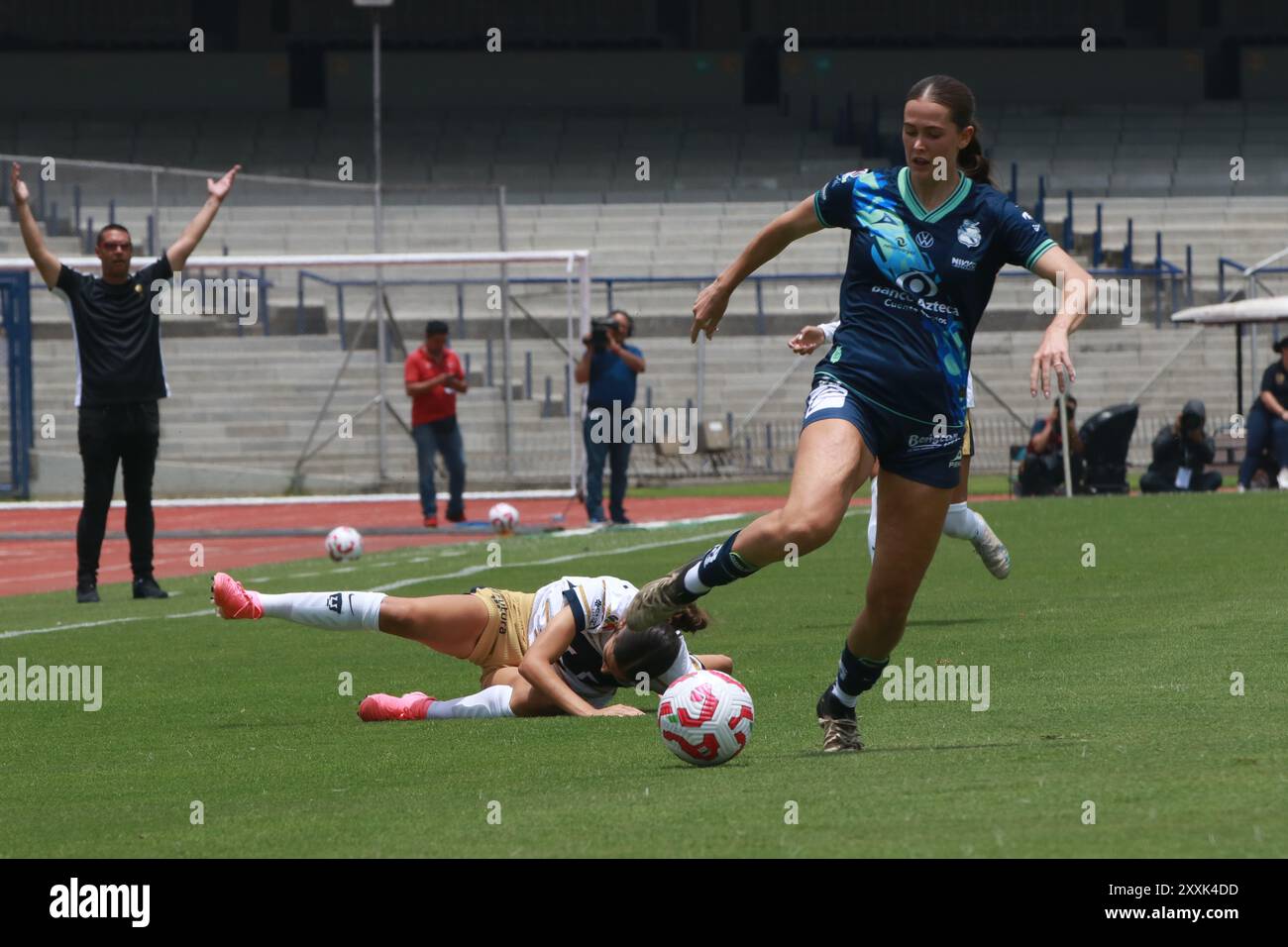 Anna Jane Loftus #33 of Club Puebla drives the ball forward during the ...