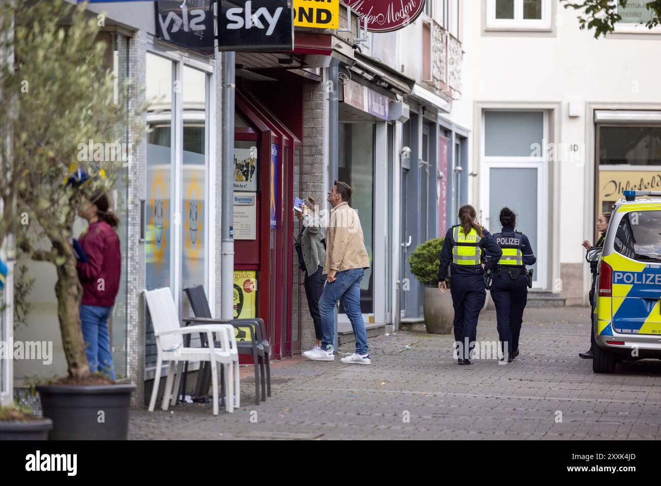 Solingen, Germany. 25th Aug, 2024. Plainclothes police officers try to ...