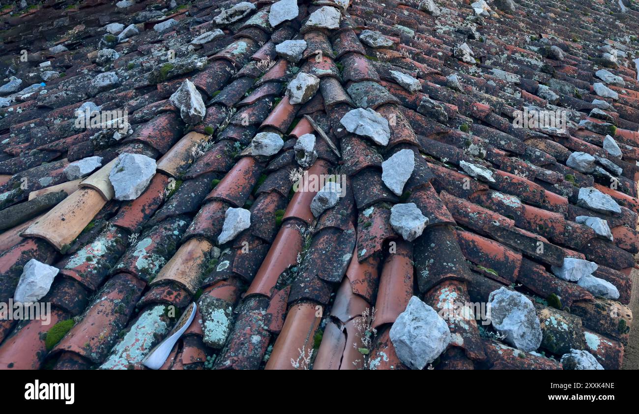 Traditional house roofing hi-res stock photography and images - Alamy