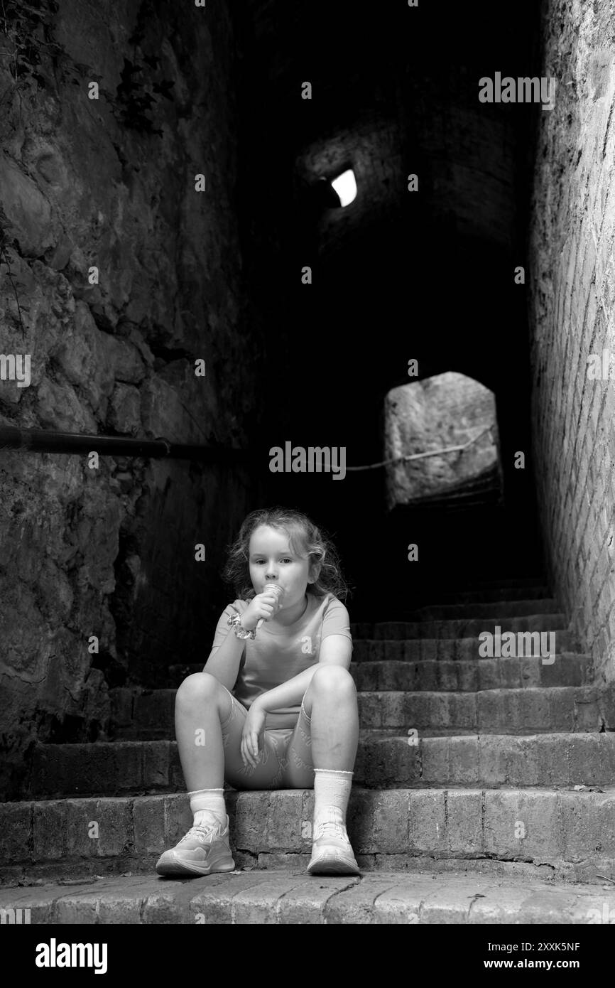 Children sitting on steps eating hi-res stock photography and images ...