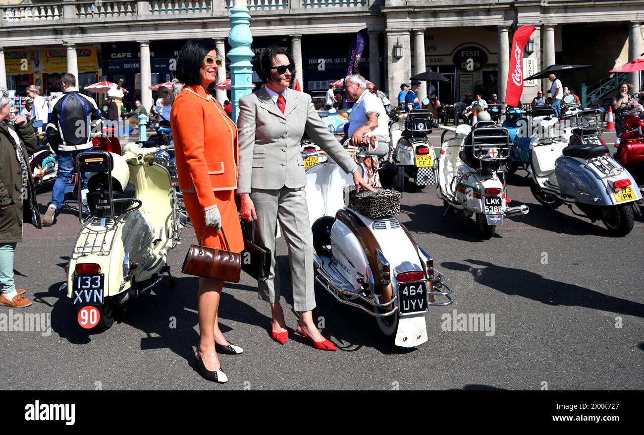 Mod weekender 2024 women hi-res stock photography and images - Alamy