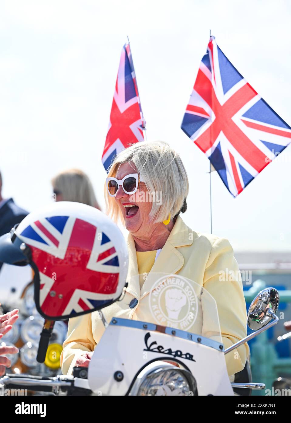 Mod weekender 2024 woman hi-res stock photography and images - Alamy