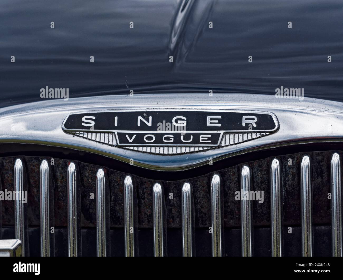 Singer car badge hi-res stock photography and images - Alamy