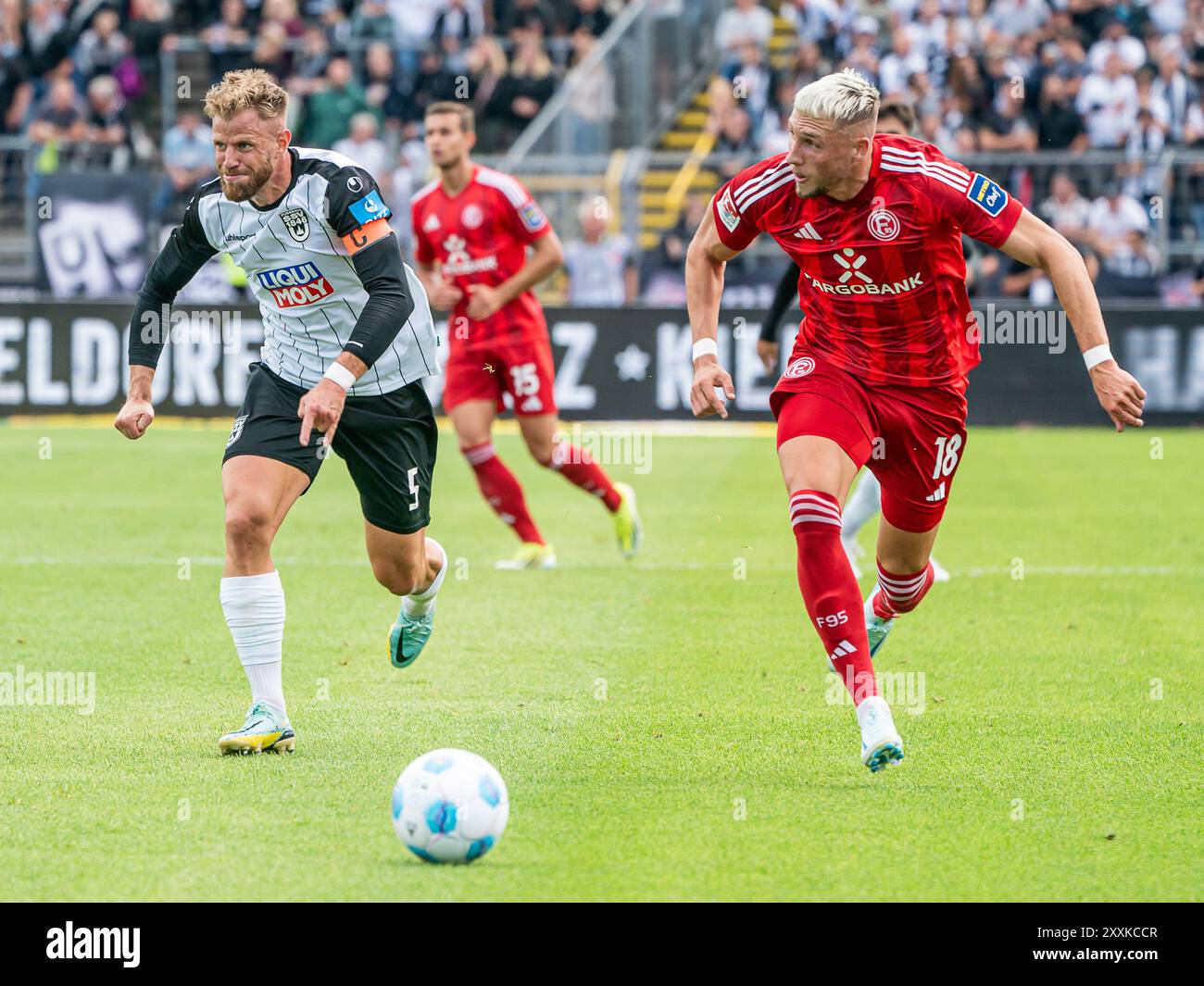 Jona Niemiec (Fortuna Duesseldorf, #18) im Laufduell mit Johannes Reichert (SSV Ulm 1846, #05 ...