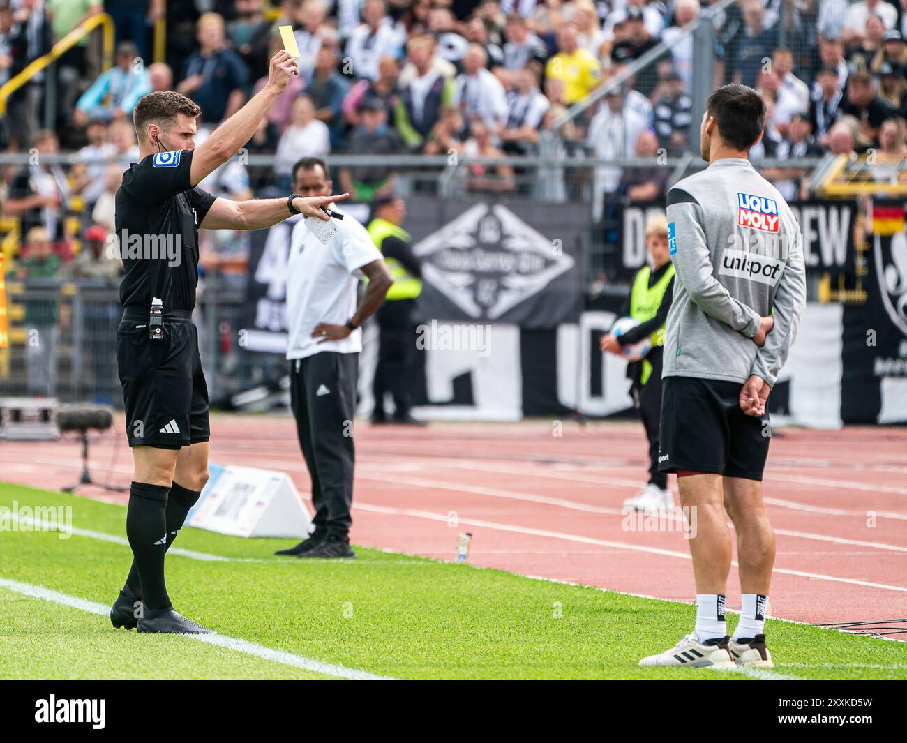 Ulm, Deutschland. 25th Aug, 2024. Schiedsrichter Eric Weisbach zeigt ...