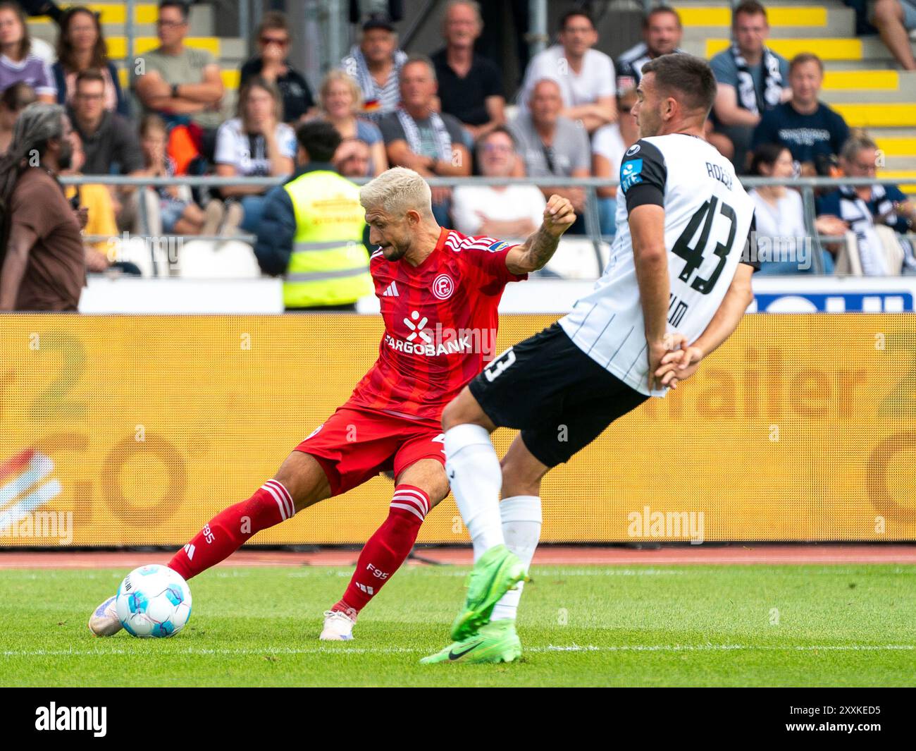 Matthias Zimmermann (Fortuna Duesseldorf, #25) schlaegt eine Flanke ...