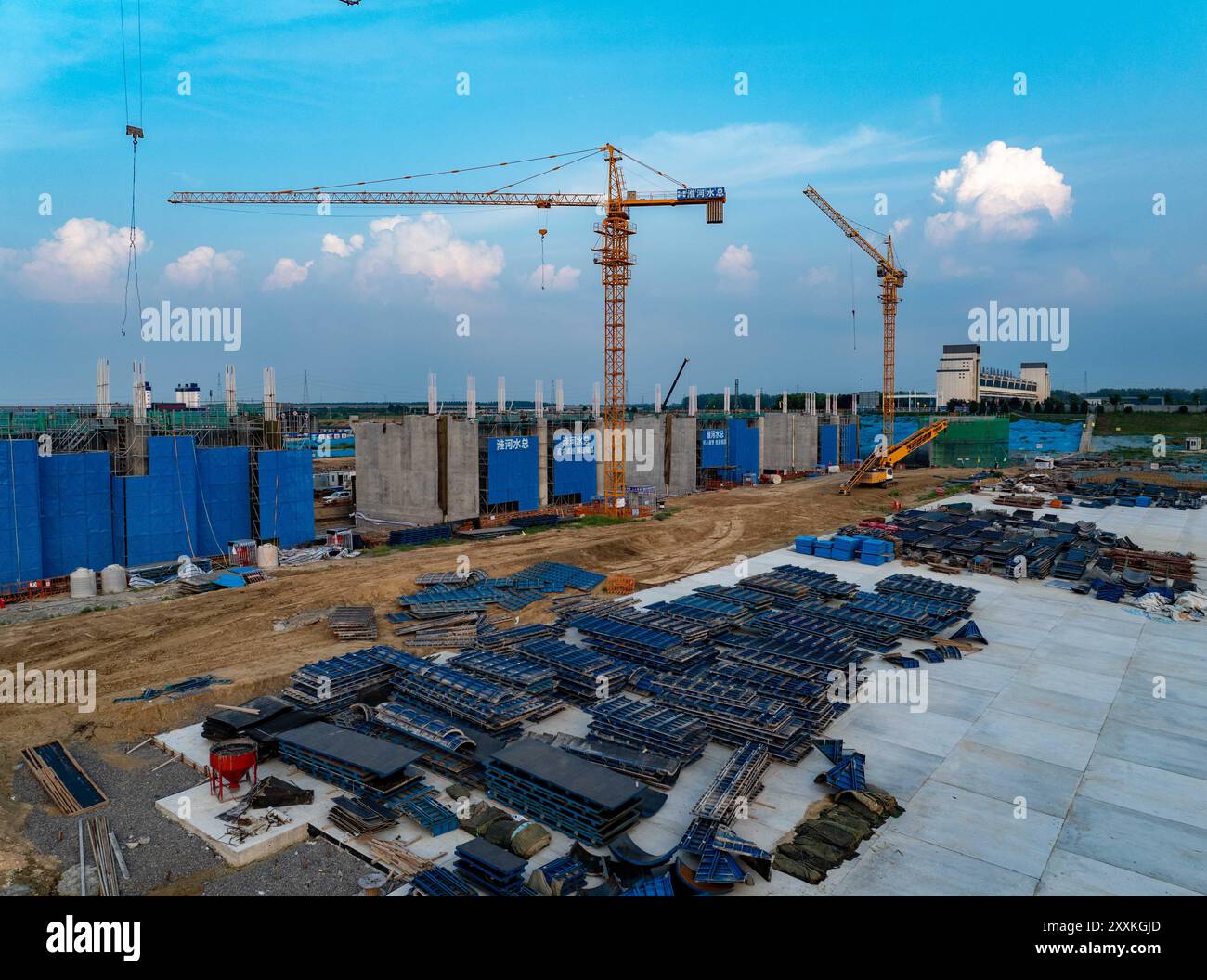 HUAI'AN, CHINA - AUGUST 25, 2024 - Workers are pouring part of the ...