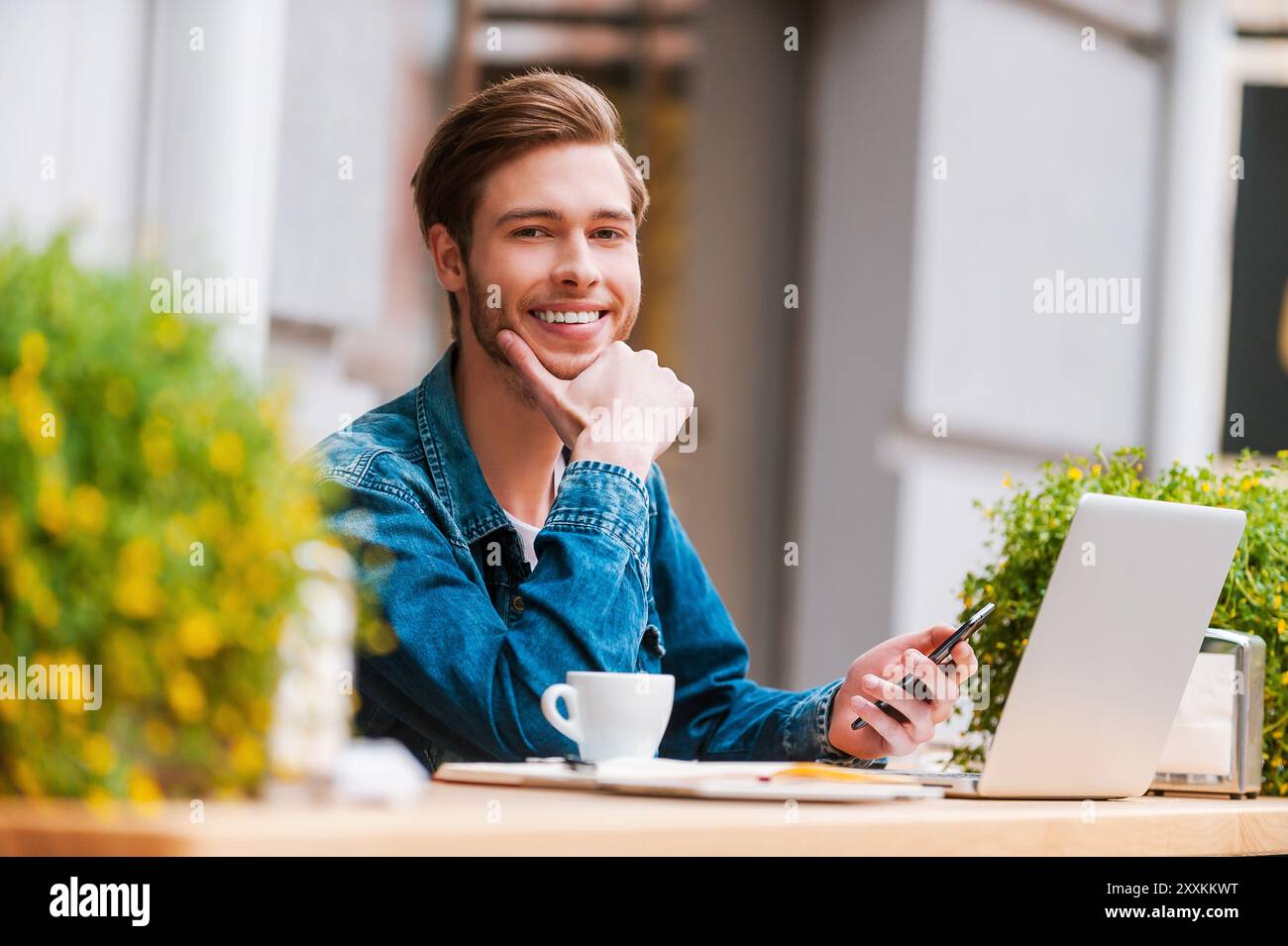 Camera wi fi message hi-res stock photography and images - Alamy