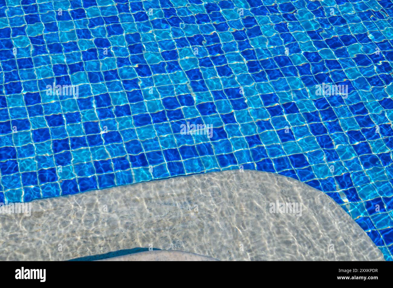 Edge of outdoor swimming pool for background Stock Photo - Alamy