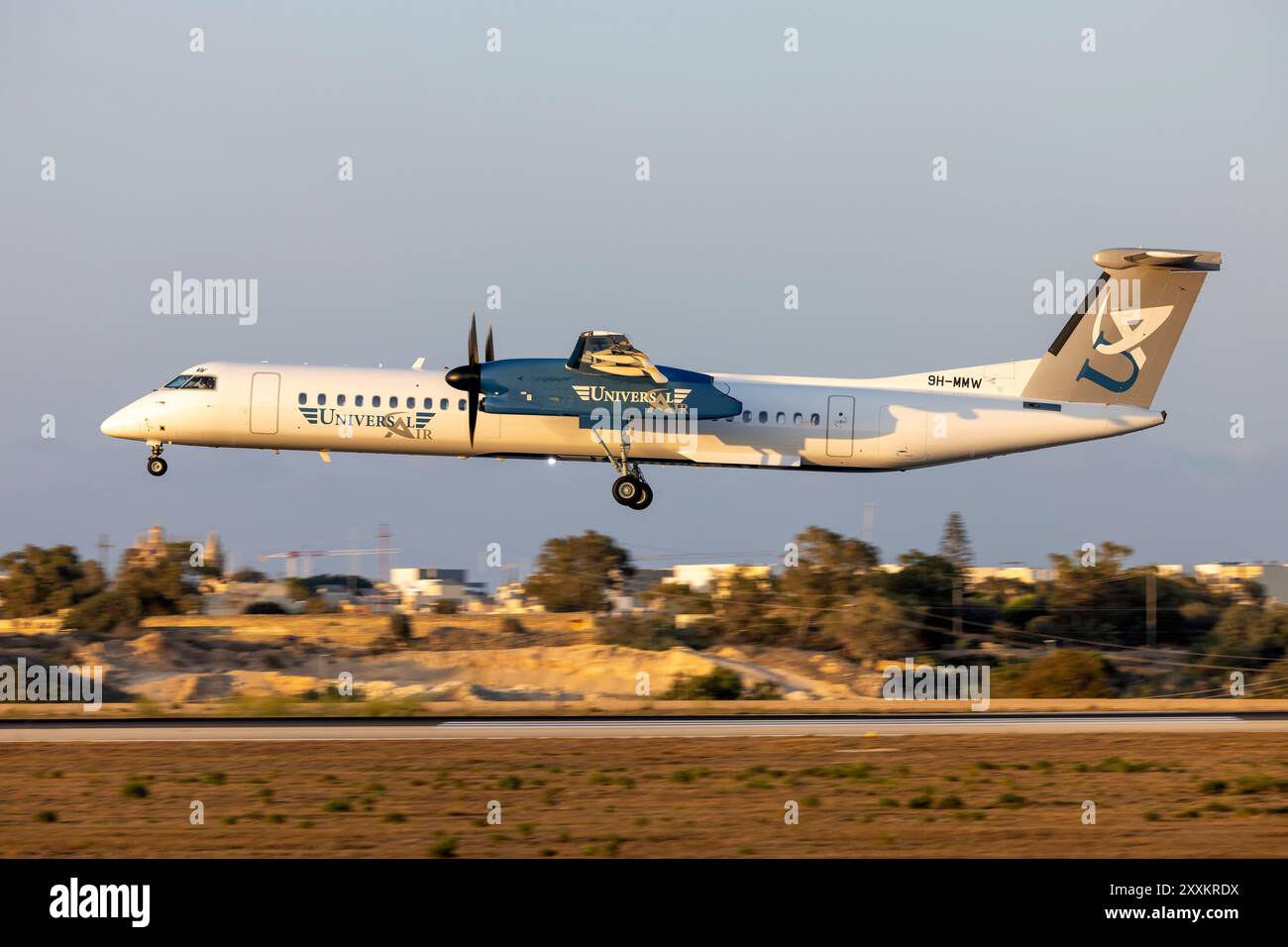 Twin propeller atr 72 plane hi-res stock photography and images - Alamy