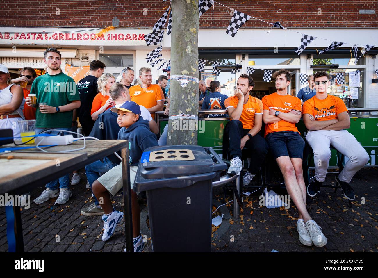 ZANDVOORT - Residents of Zandvoort watch the F1 Grand Prix of the ...