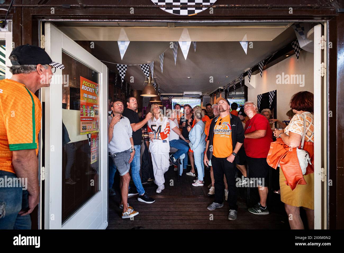 ZANDVOORT - Residents of Zandvoort watch the F1 Grand Prix of the ...