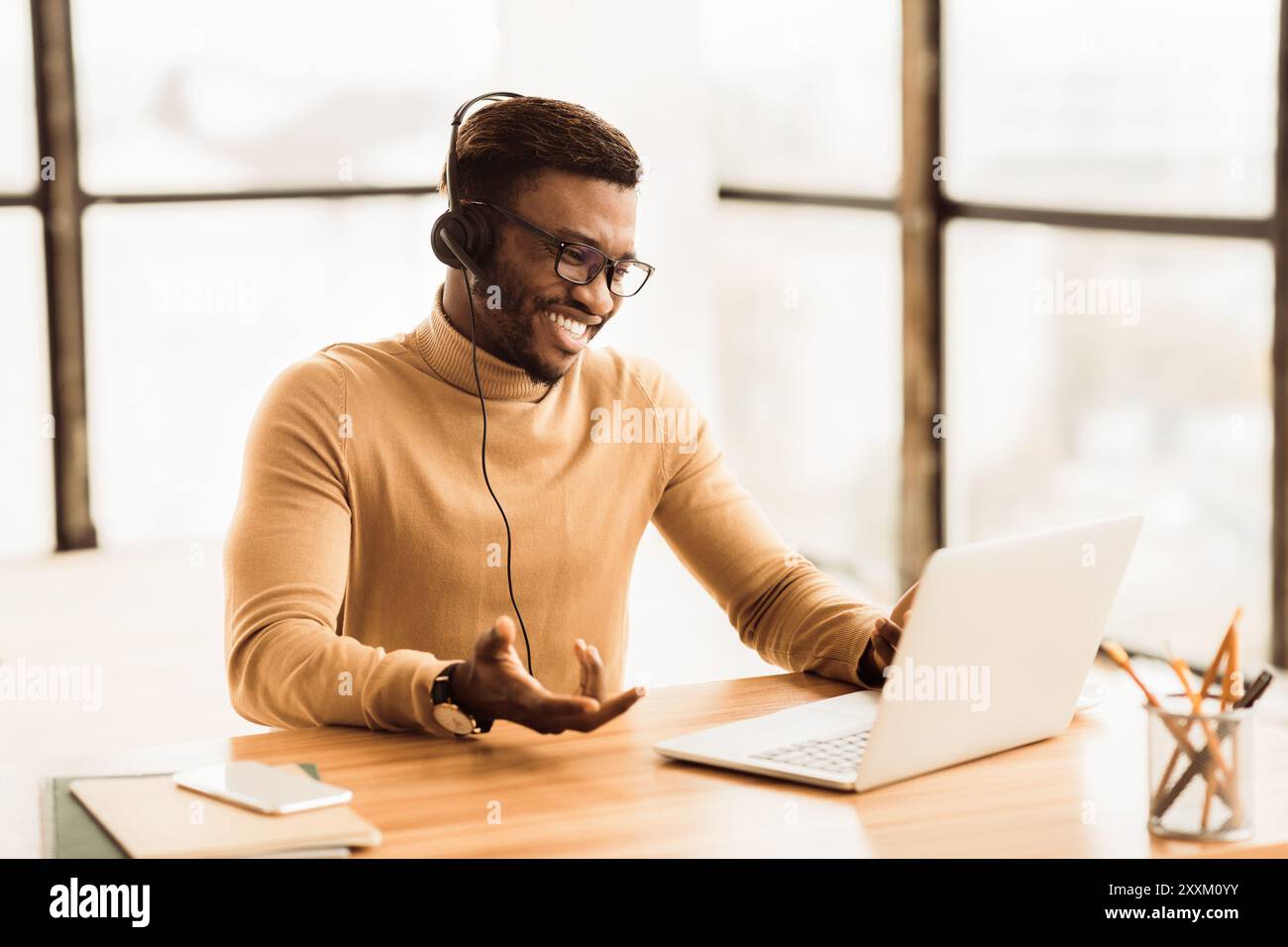 Cheerful customer hi-res stock photography and images - Alamy