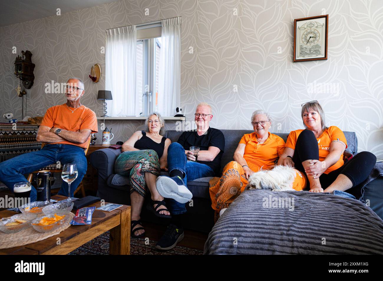 ZANDVOORT - Residents of Zandvoort watch the F1 Grand Prix of the ...