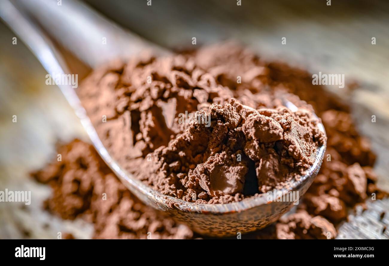 Wooden spoon of cocoa powder Stock Photo - Alamy