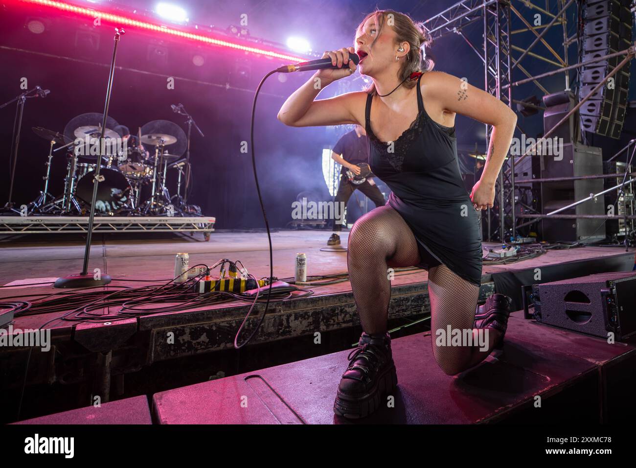 Leeds, UK. Sunday 25 August 2024 Anna Shields of Dead Pony, perform on ...