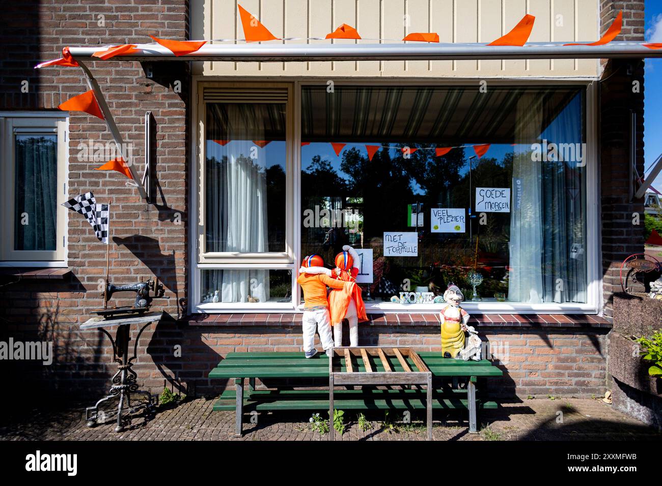 ZANDVOORT - Zandvoort residents are watching the F1 Grand Prix of the ...
