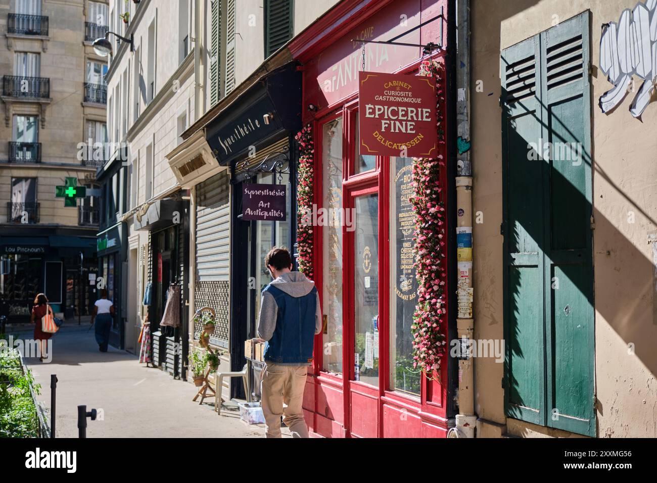 Le Fantomas restaurant & Synesthesie cabinet of curiosities in the Rue ...