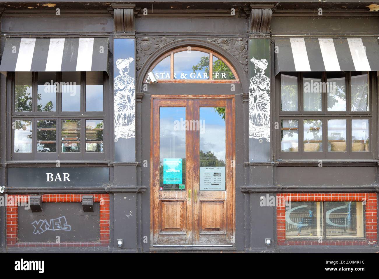 The Star and Garter pub in Putney Embankment, London Stock Photo - Alamy