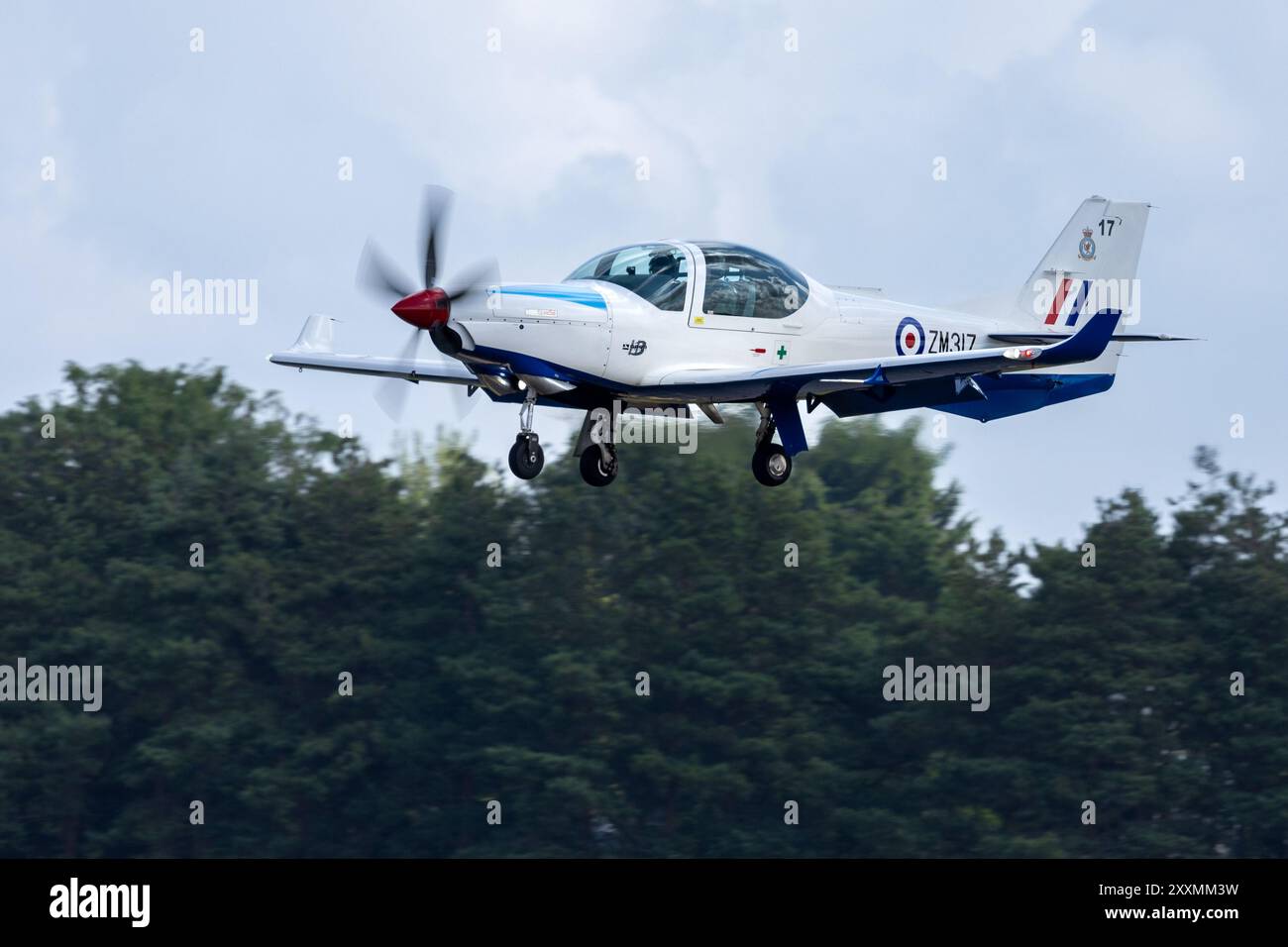 Royal Air Force - Grob 120TP Prefect, arriving at RAF Fairford to take ...