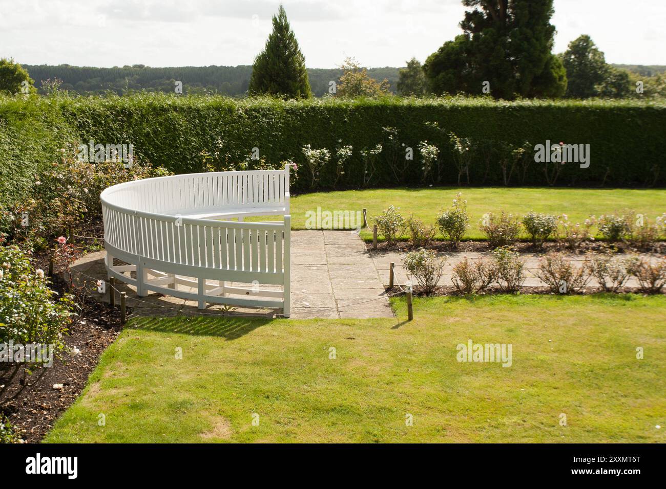 Semi circle of chairs hi-res stock photography and images - Alamy
