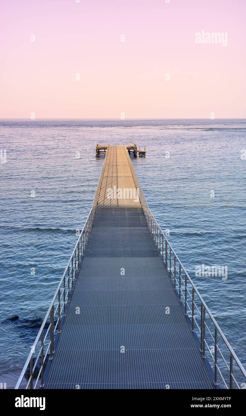 Purple sky sea hi-res stock photography and images - Alamy