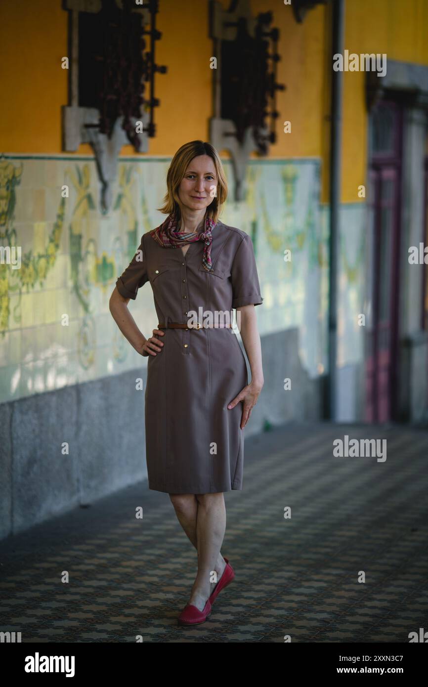 Regal poses hi-res stock photography and images - Alamy