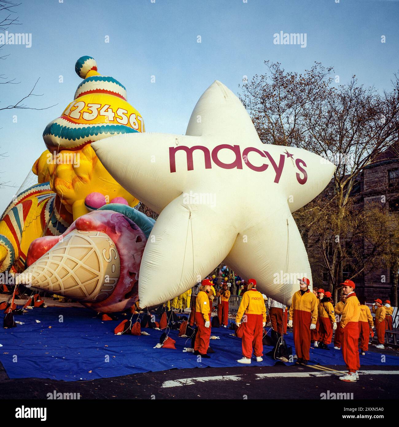 New York, November 28th 1991, balloon handlers, Macy's star balloon ...
