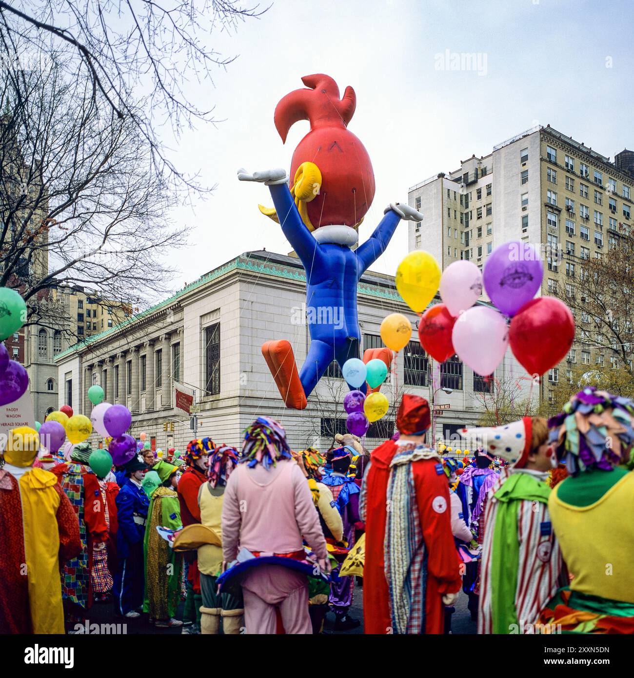 Nyc crowds 1990s hi-res stock photography and images - Alamy