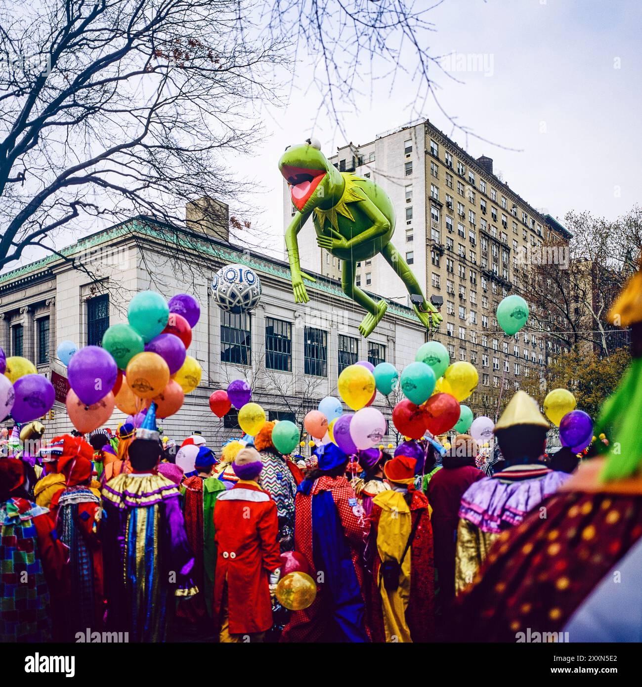New York, November 28th 1991, Kermit the Frog balloon, clowns, balloons ...