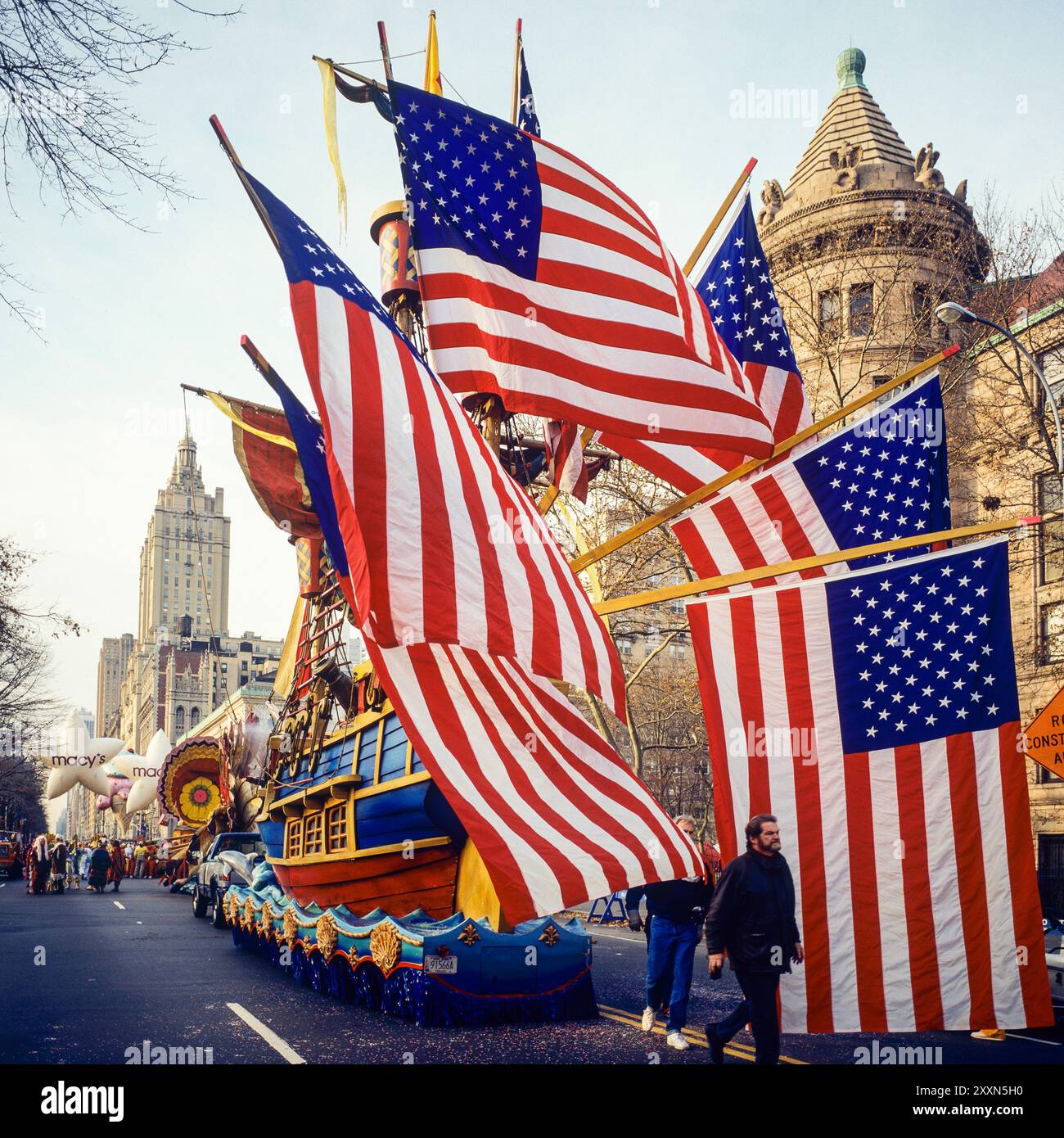 Nyc crowds 1990s hi-res stock photography and images - Alamy