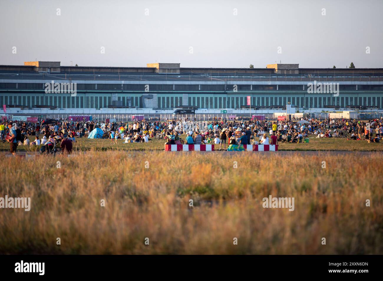 Die Ärzte rocken das Tempelhofer Feld: 60.000 Fans feiern bei H, Bei ...