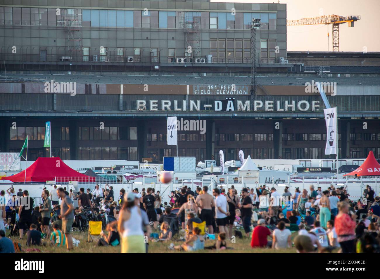 Die Ärzte rocken das Tempelhofer Feld: 60.000 Fans feiern bei H, Bei ...