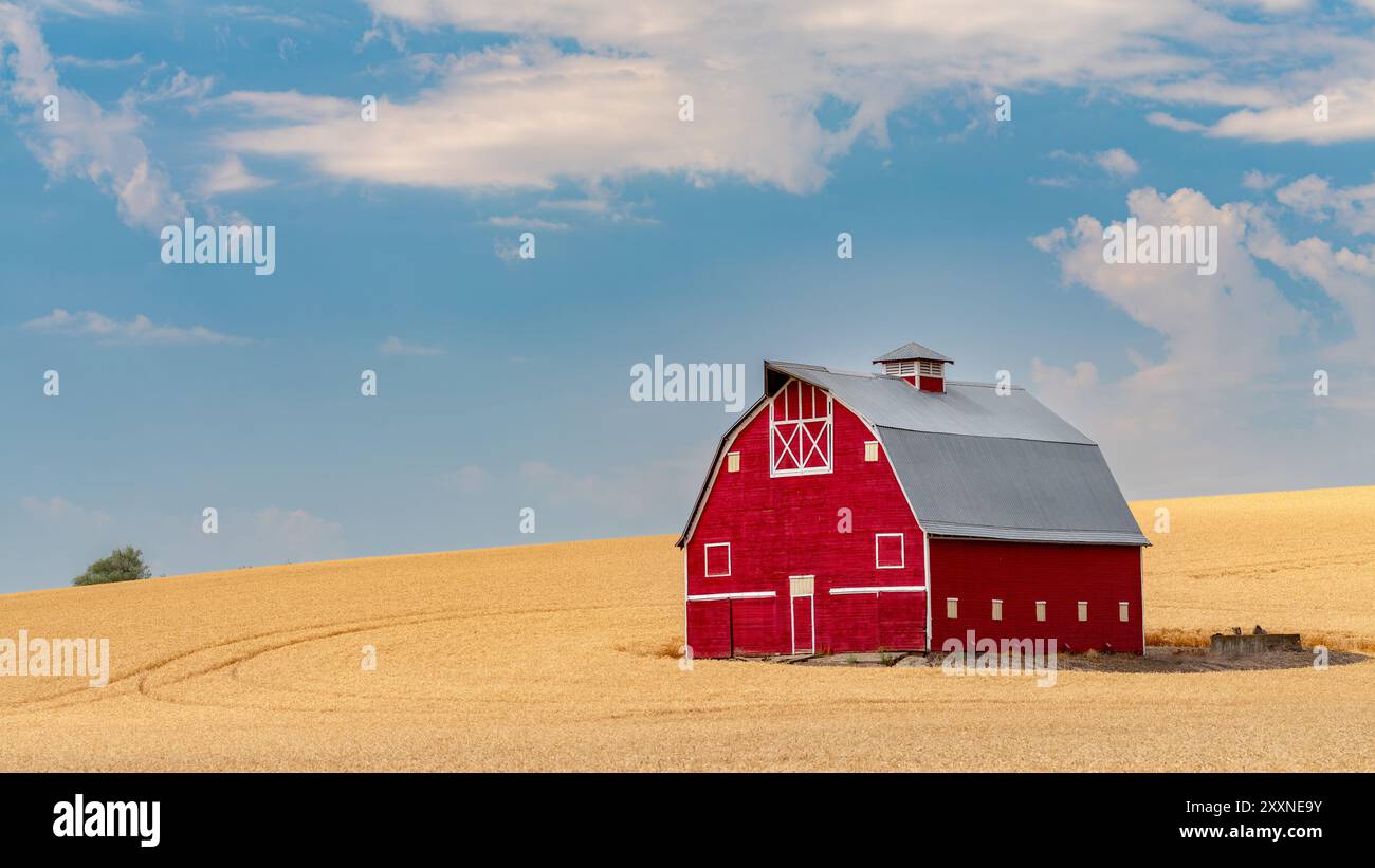 Classic red barn hi-res stock photography and images - Alamy