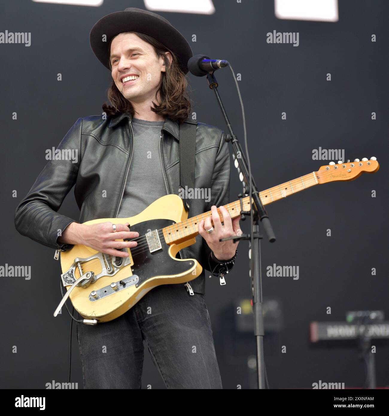 James Bay has to hold onto his hat in strong winds at Victorious ...
