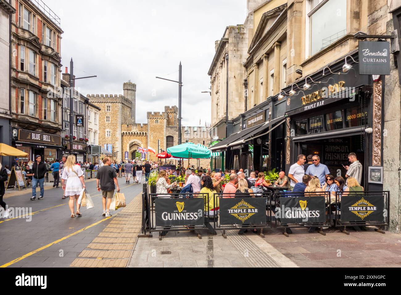 People enjoying the hot weather eating and drinking outdoors outside ...