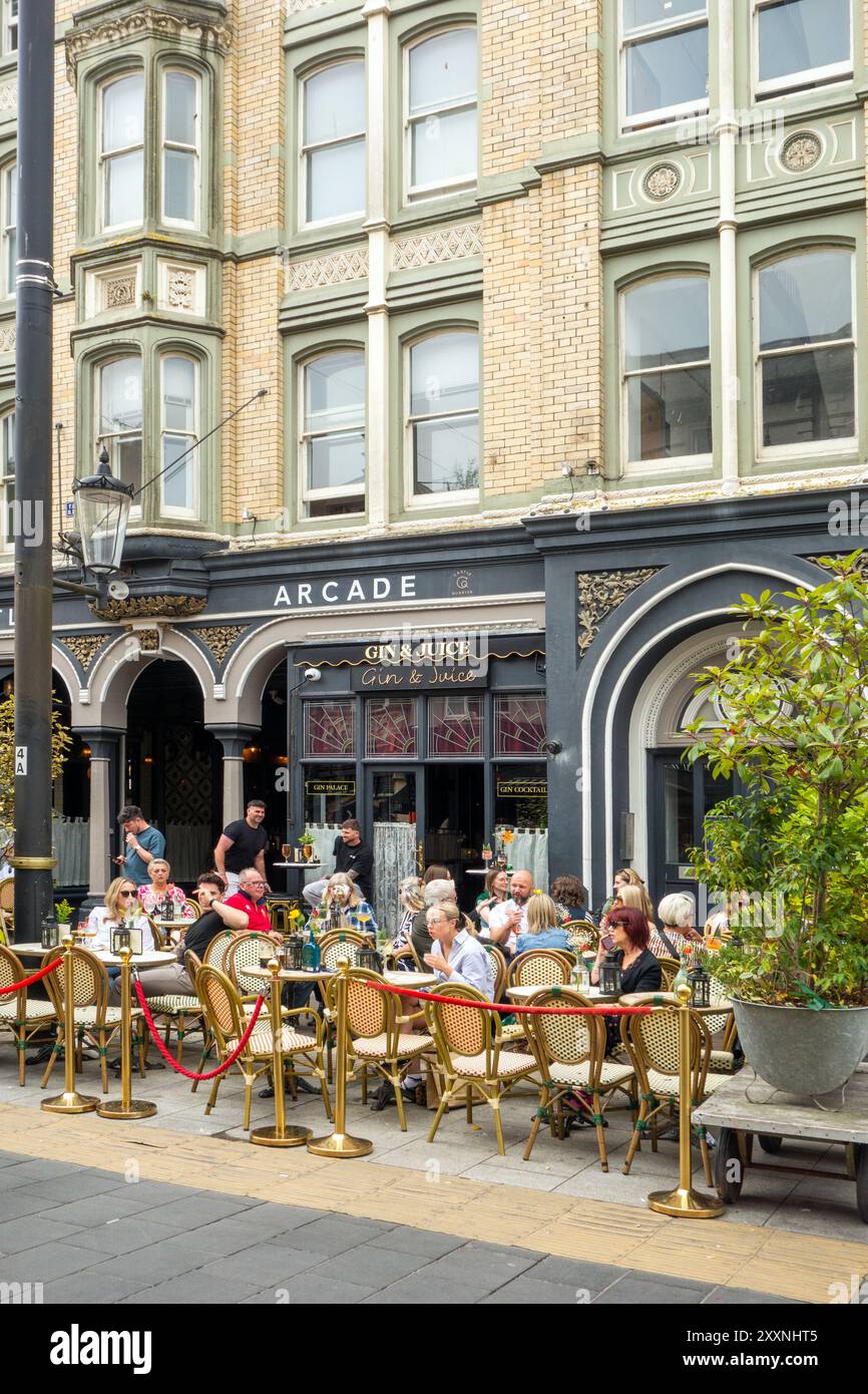 People enjoying the hot weather eating and drinking outdoors outside ...