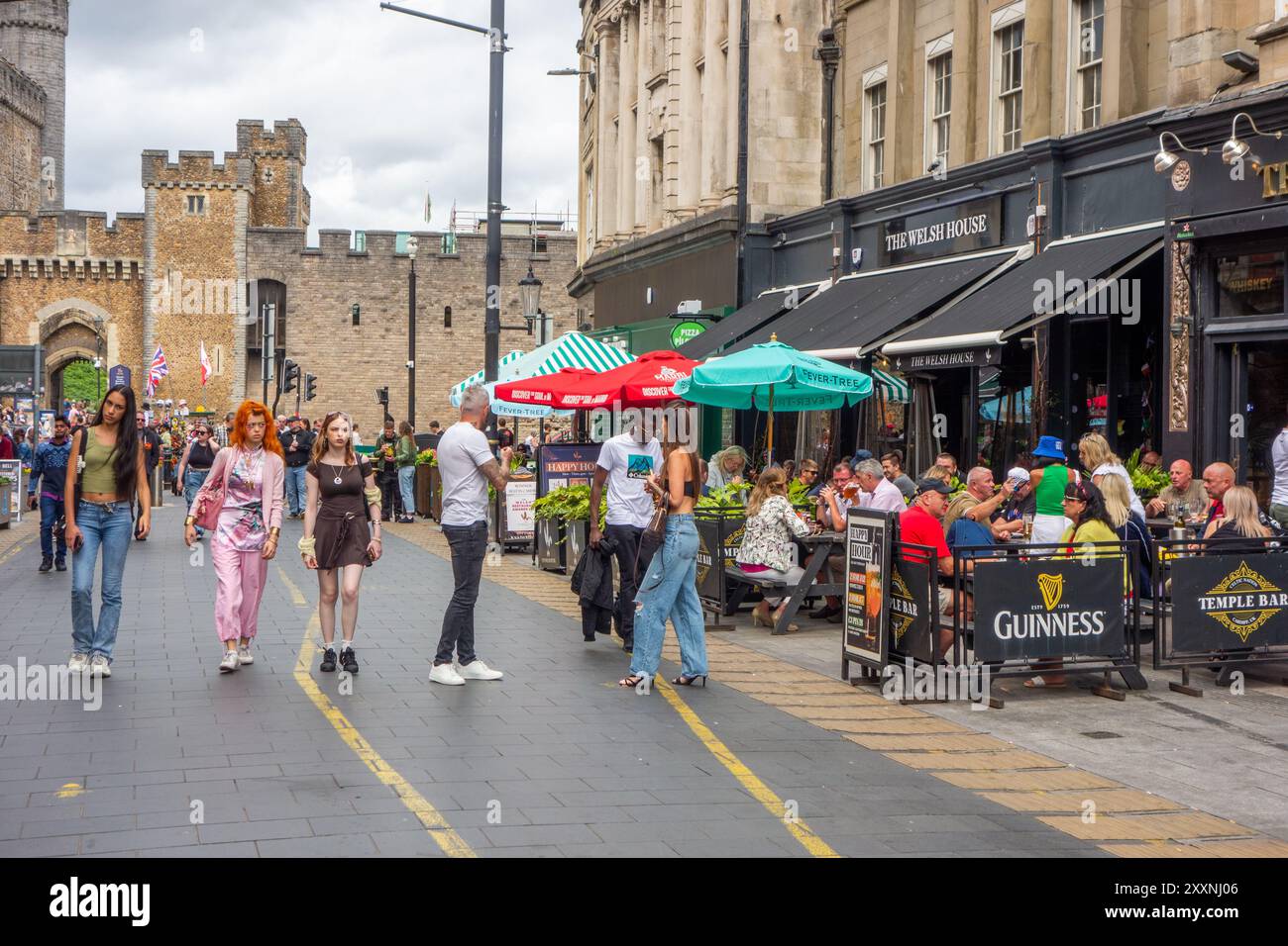 People enjoying the hot weather eating and drinking outdoors outside ...