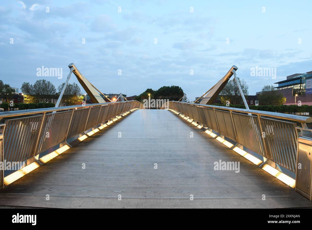 Guinness statue dublin hi-res stock photography and images - Alamy