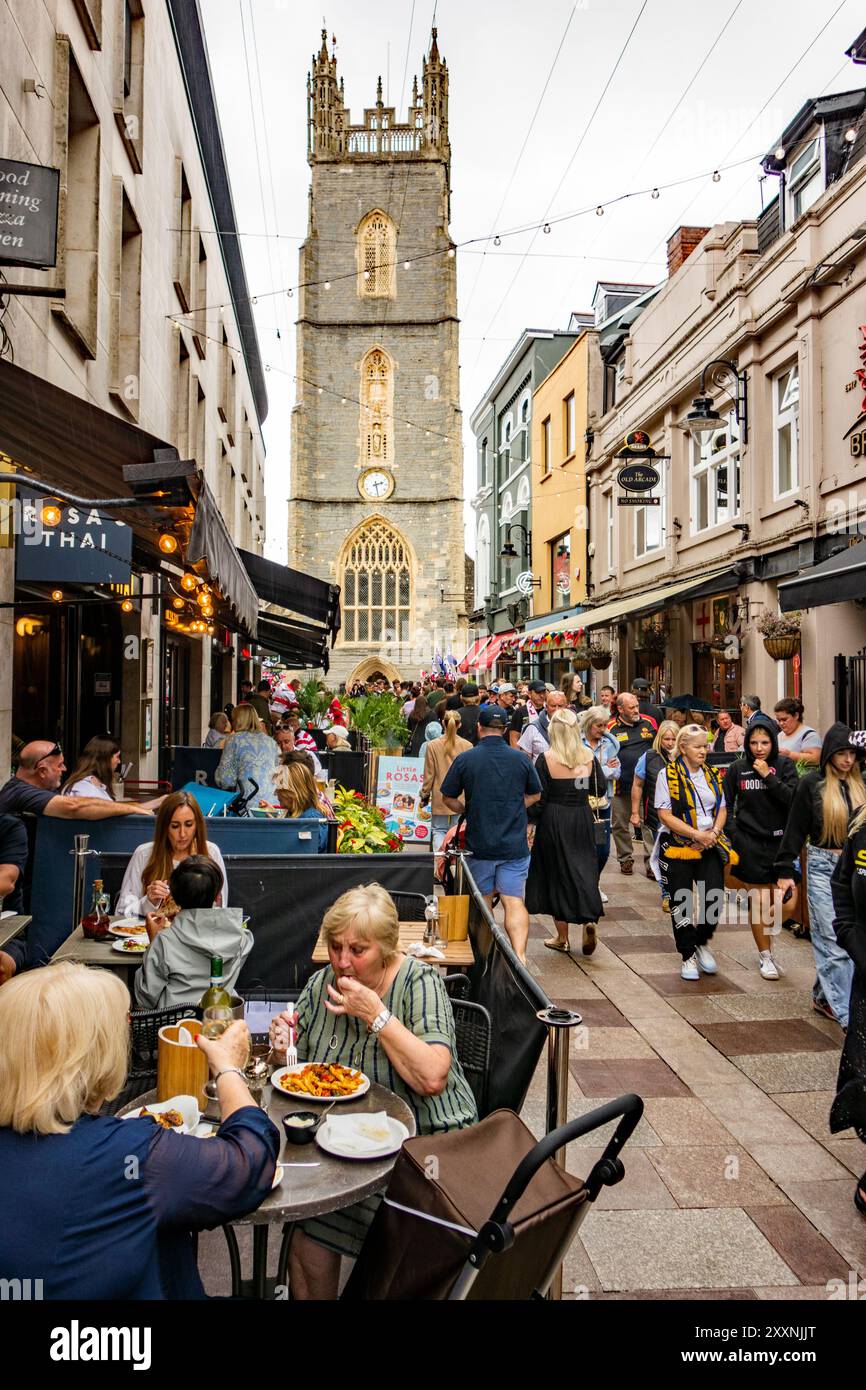 People enjoying the hot weather eating and drinking outdoors outside ...