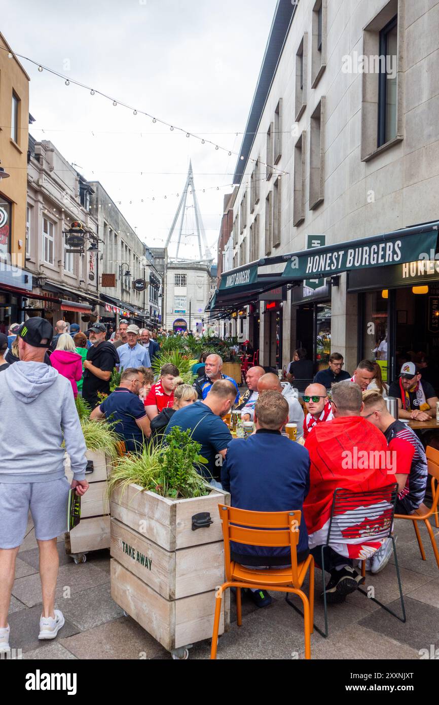 People enjoying the hot weather eating and drinking outdoors outside ...