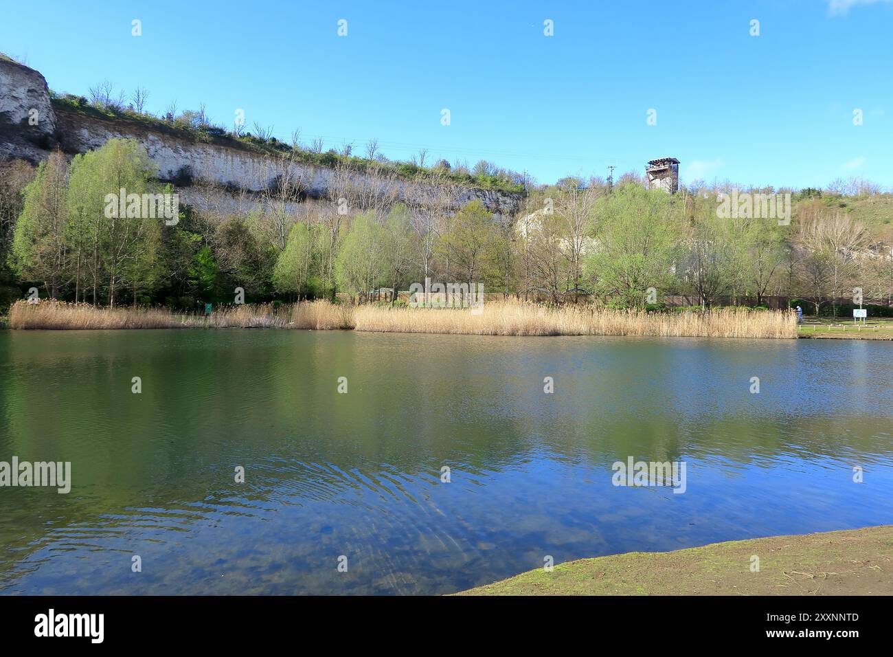 A colourful landscape view of the lake at Bluewater Stock Photo - Alamy