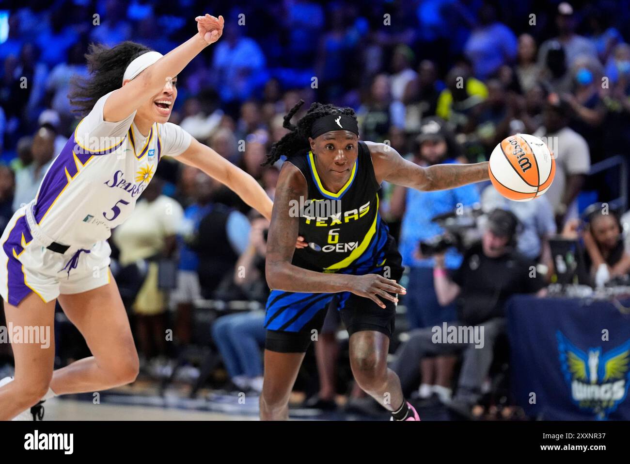 Dallas Wings forward Natasha Howard (6) drives past Los Angeles Sparks ...