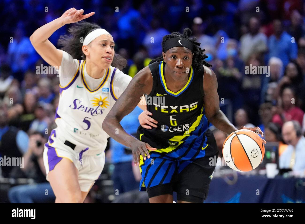 Dallas Wings forward Natasha Howard (6) drives past Los Angeles Sparks ...