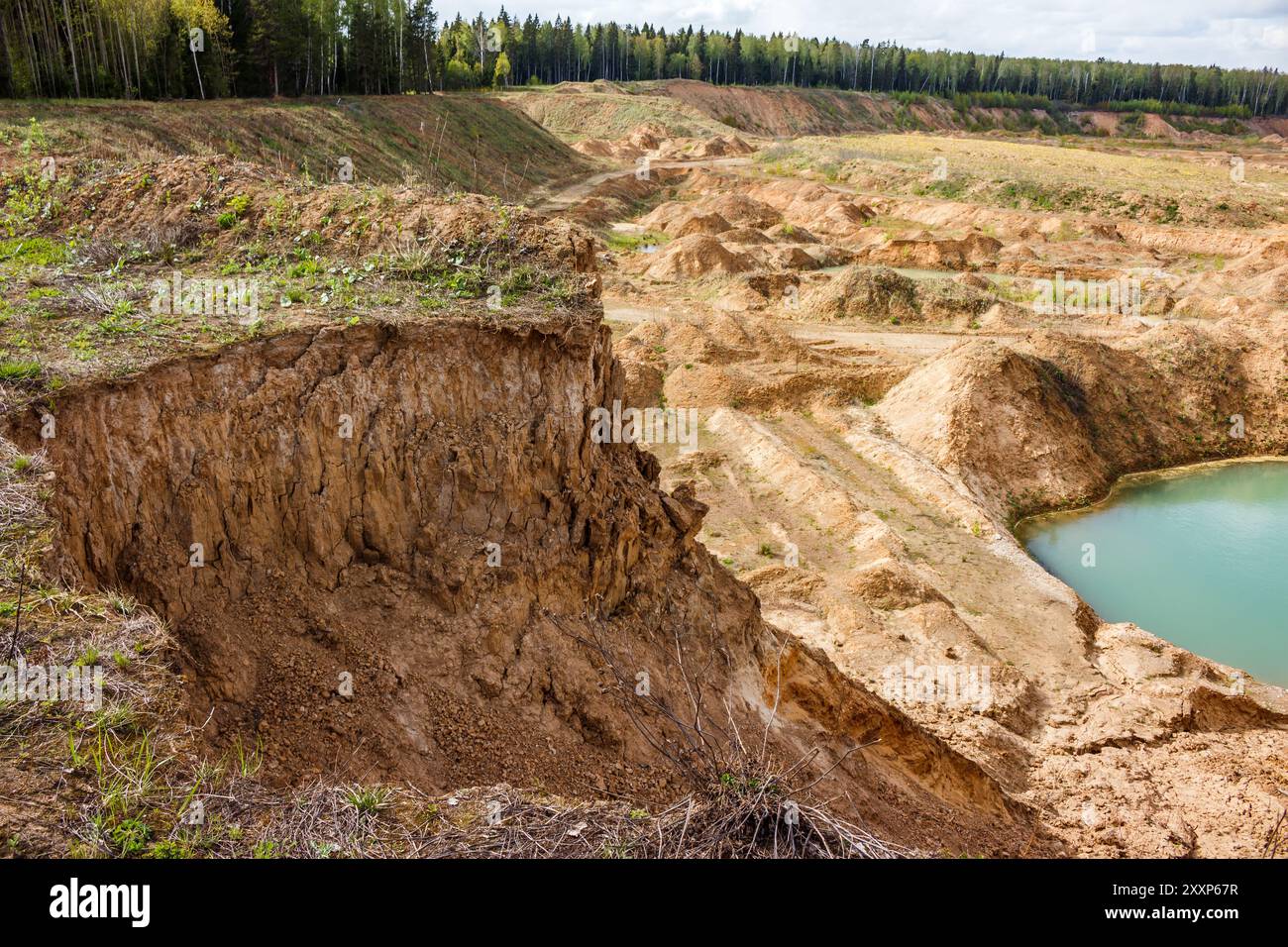 The crumbling side of a sand quarry Stock Photo - Alamy