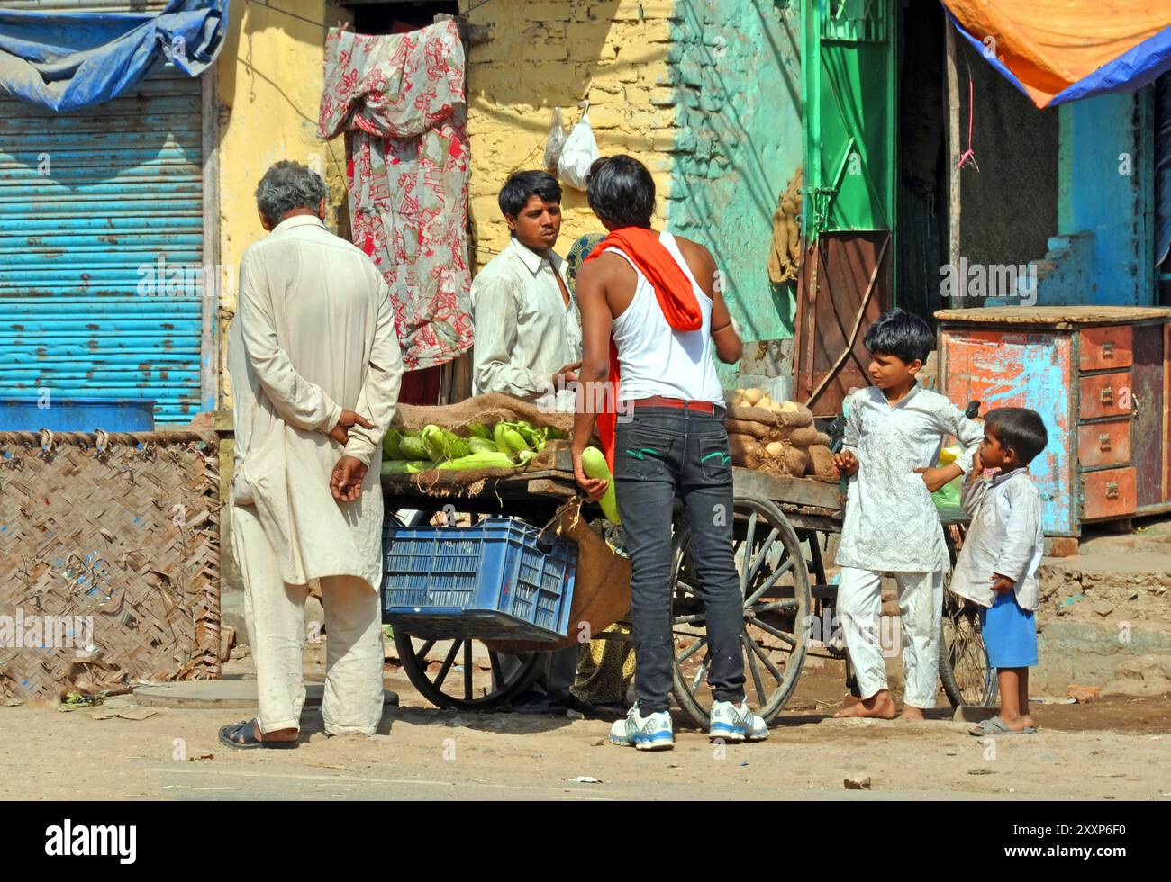 Slums in new delhi hi-res stock photography and images - Alamy