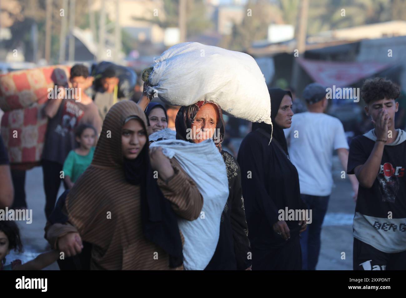 Palestinians, carrying their belongings, are on their way to migrate ...
